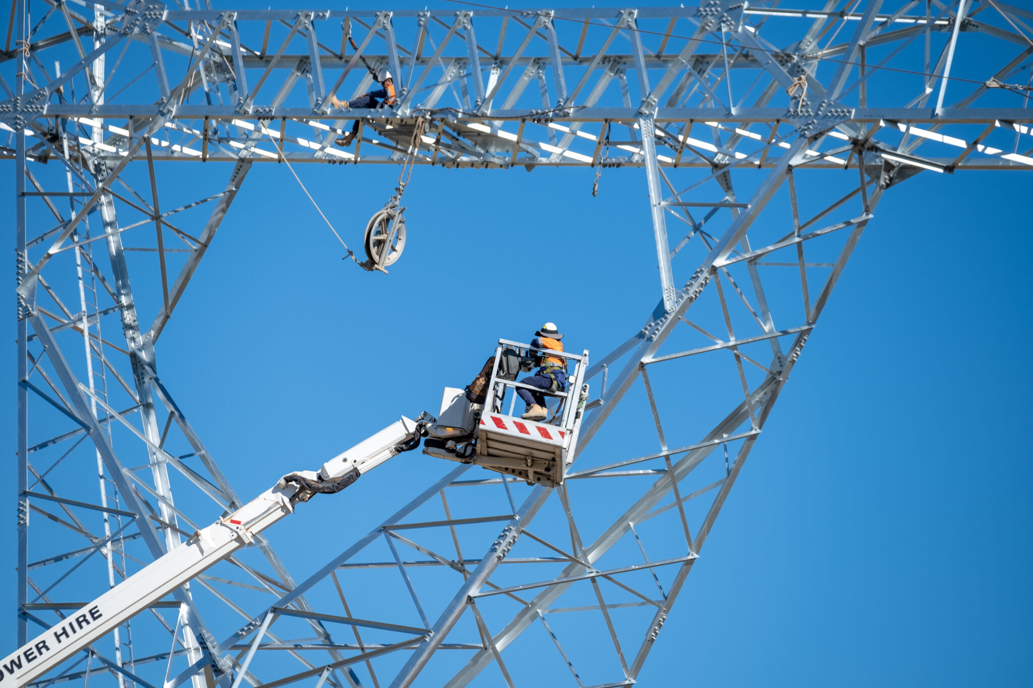First transmission lines strung at Uungula Wind Farm | Squadron Energy